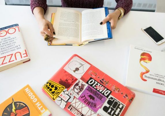 Blue Parrot School - La escuela de idiomas que cambia las reglas